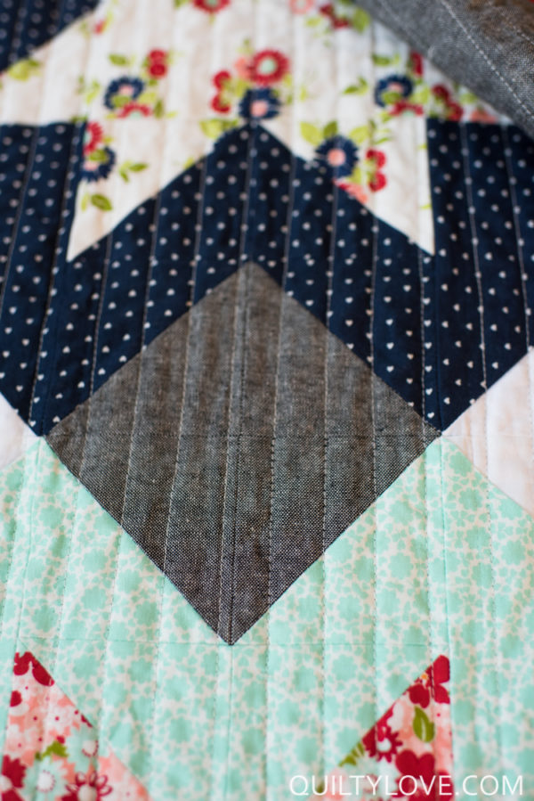 North Star Quilt _ A sawtooth star quilt pattern - Quilty Love