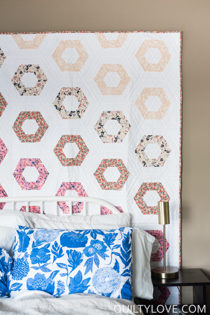 Hexie Rows Quilt Pattern _ A modern hexagon quilt - Quilty Love
