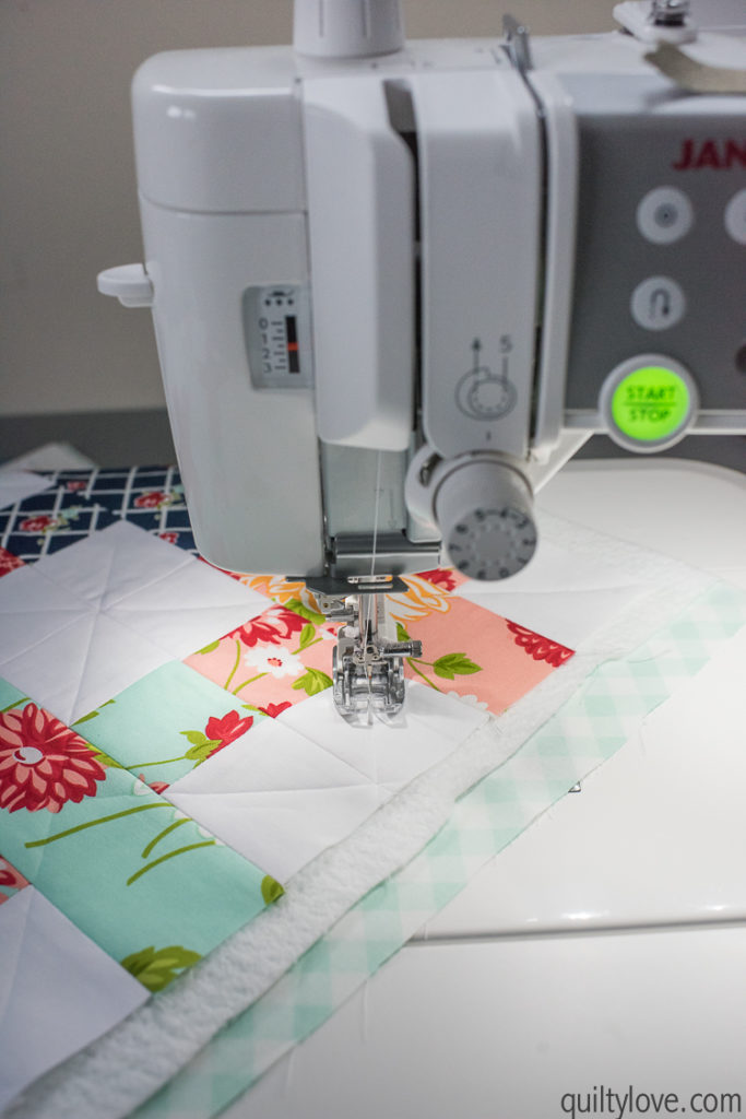 How to make a doll quilt - Free tutorial - Quilty Love