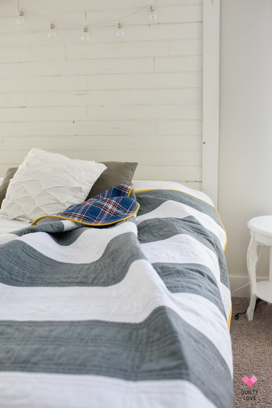 Easy Striped Quilt- Free quilt pattern - Quilty Love