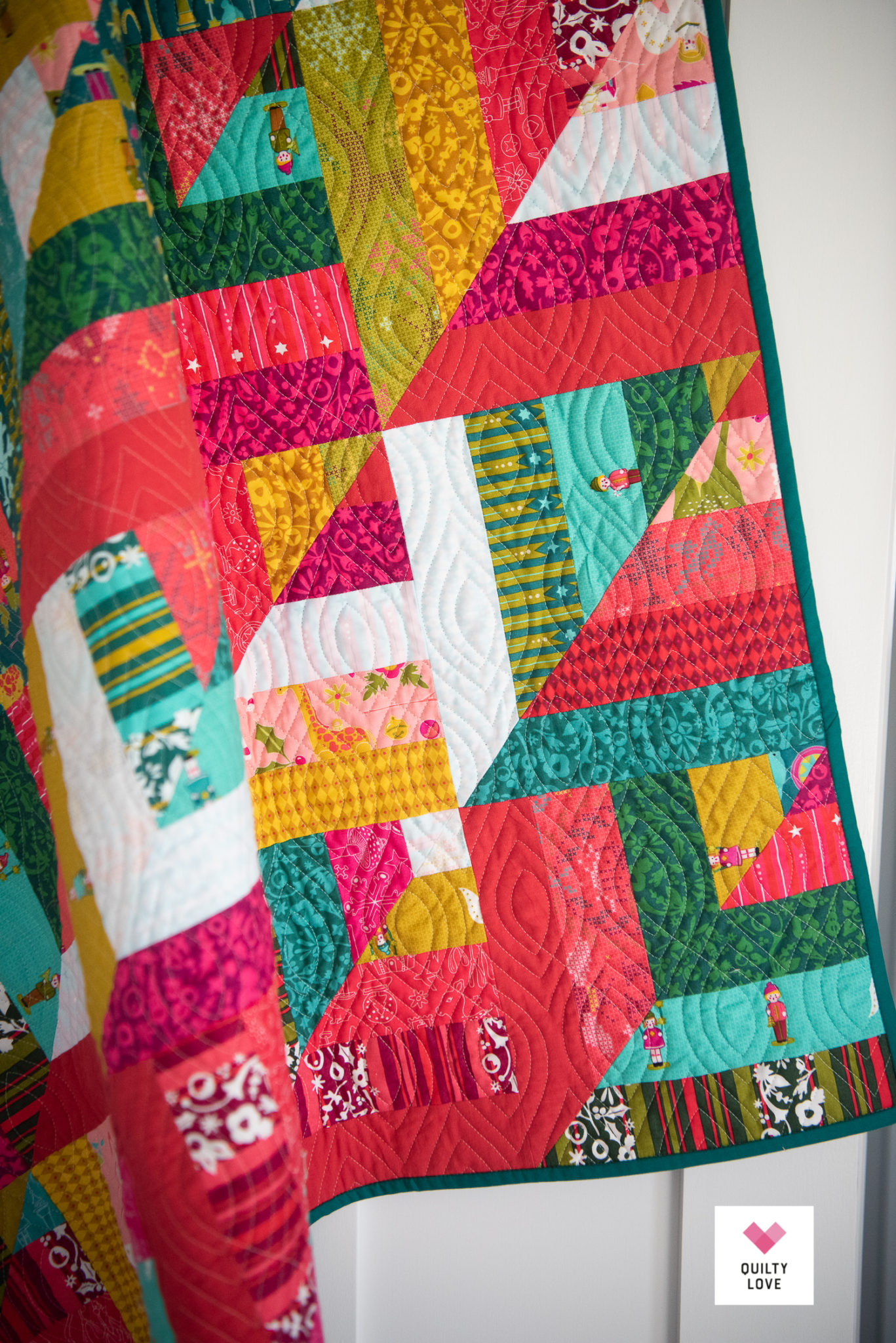 Christmas Lucky Log Cabins quilt - Quilty Love