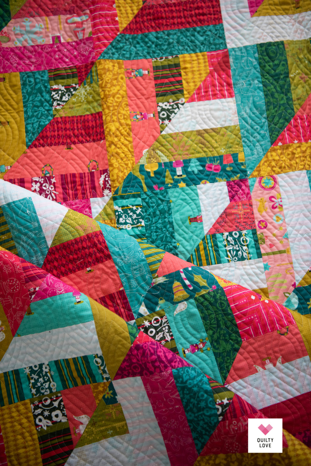 Christmas Lucky Log Cabins quilt - Quilty Love