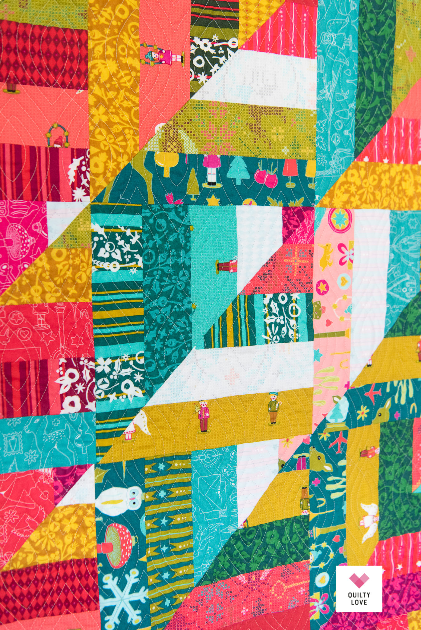 Christmas Lucky Log Cabins quilt - Quilty Love