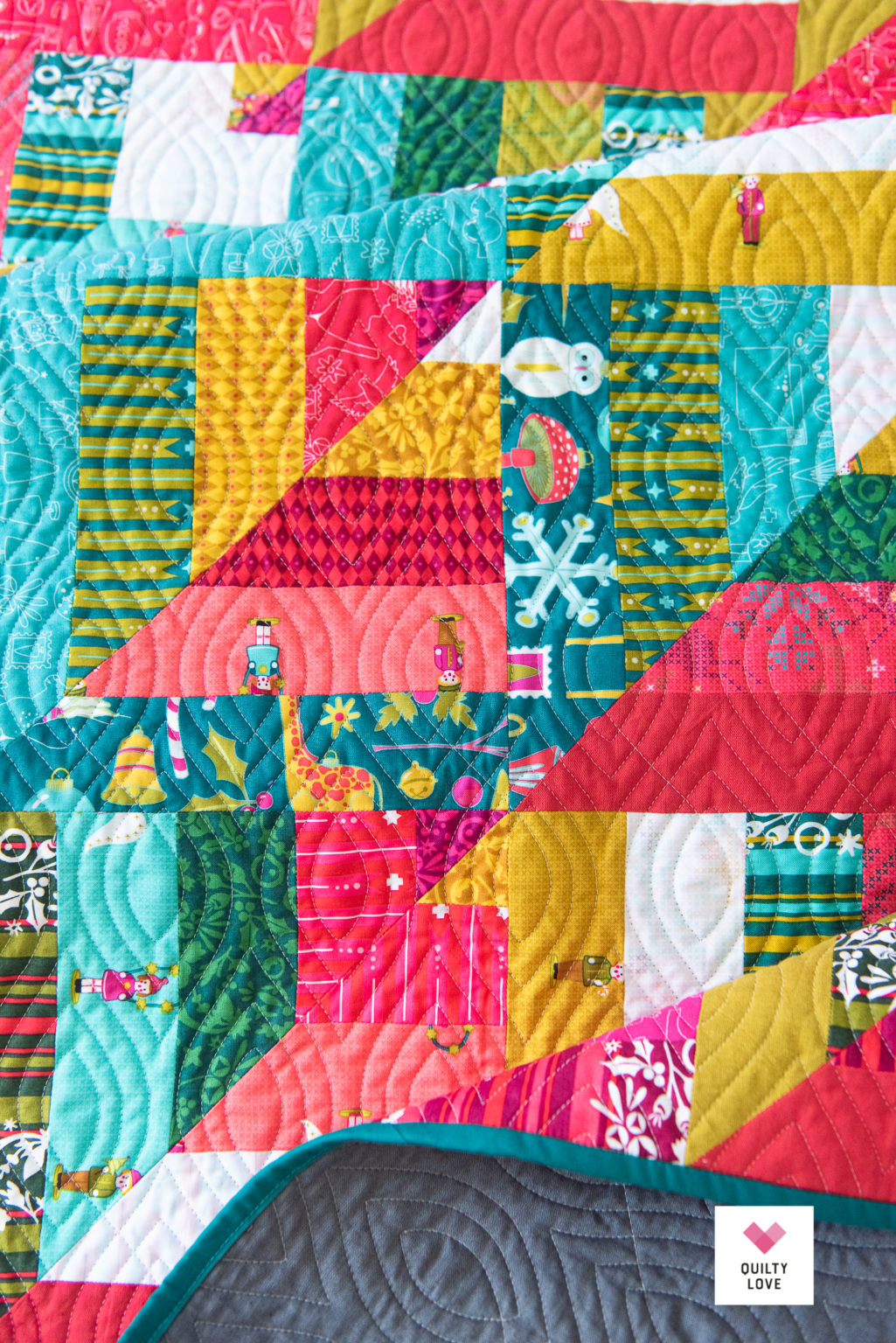 Christmas Lucky Log Cabins quilt - Quilty Love