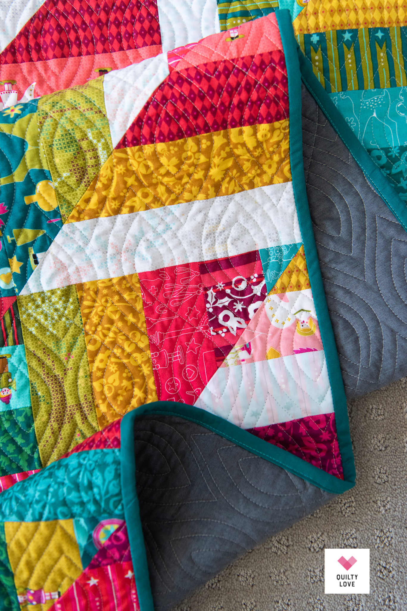 Christmas Lucky Log Cabins quilt - Quilty Love