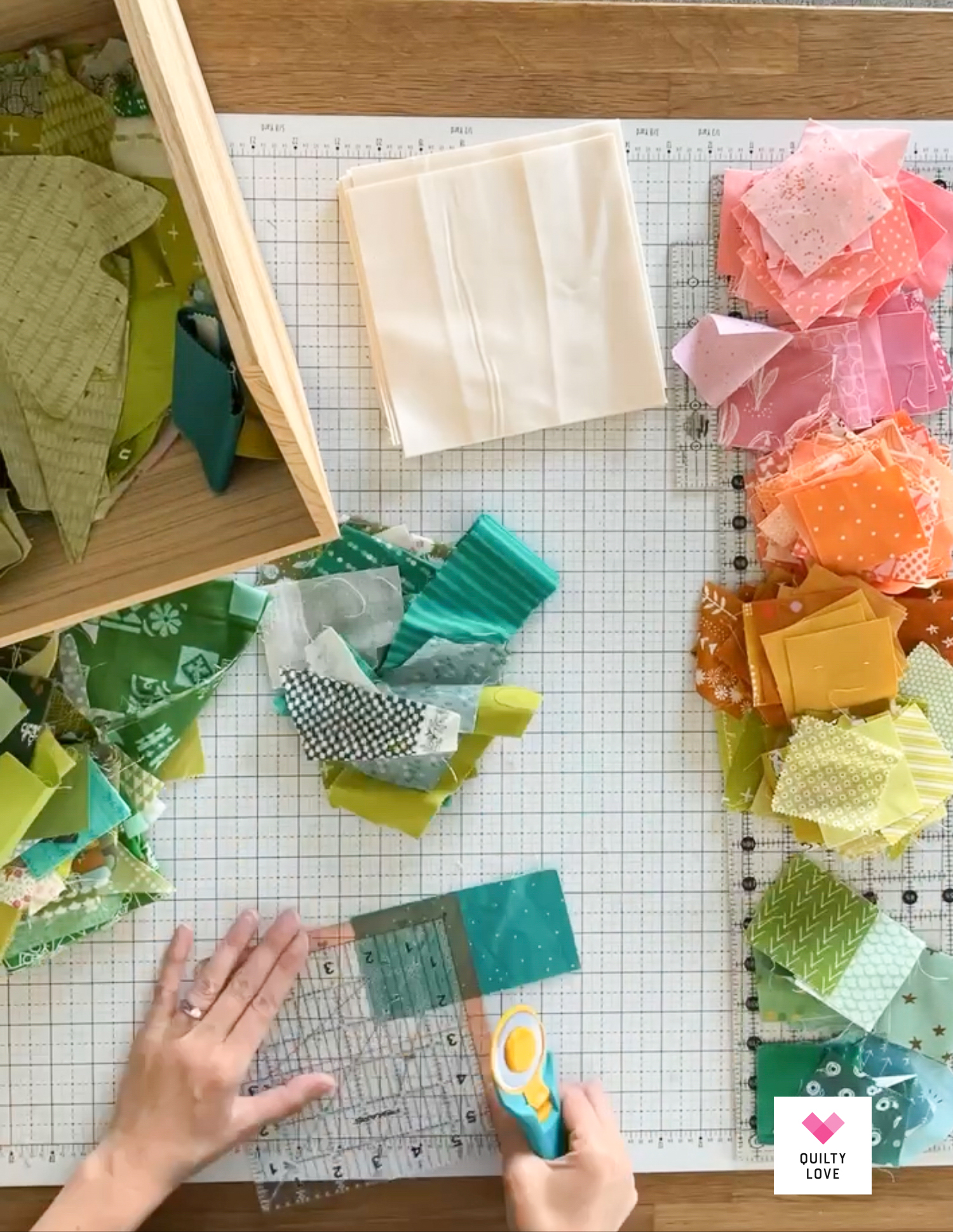 Free scrap stash quilt pattern - Scrappy Corners quilt - Quilty Love