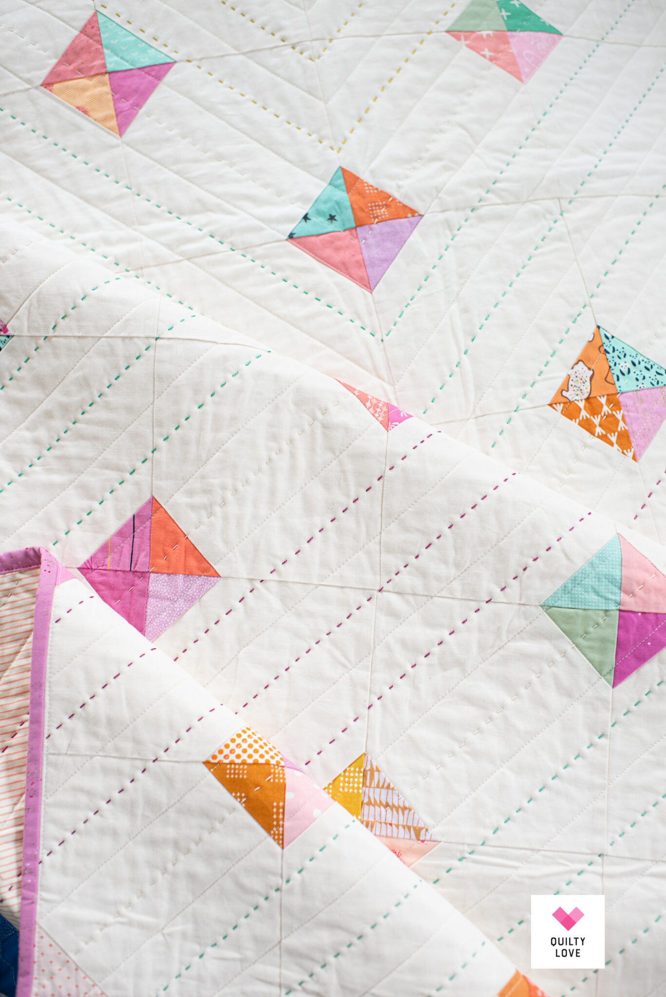 Free scrap stash quilt pattern - Scrappy Corners quilt - Quilty Love