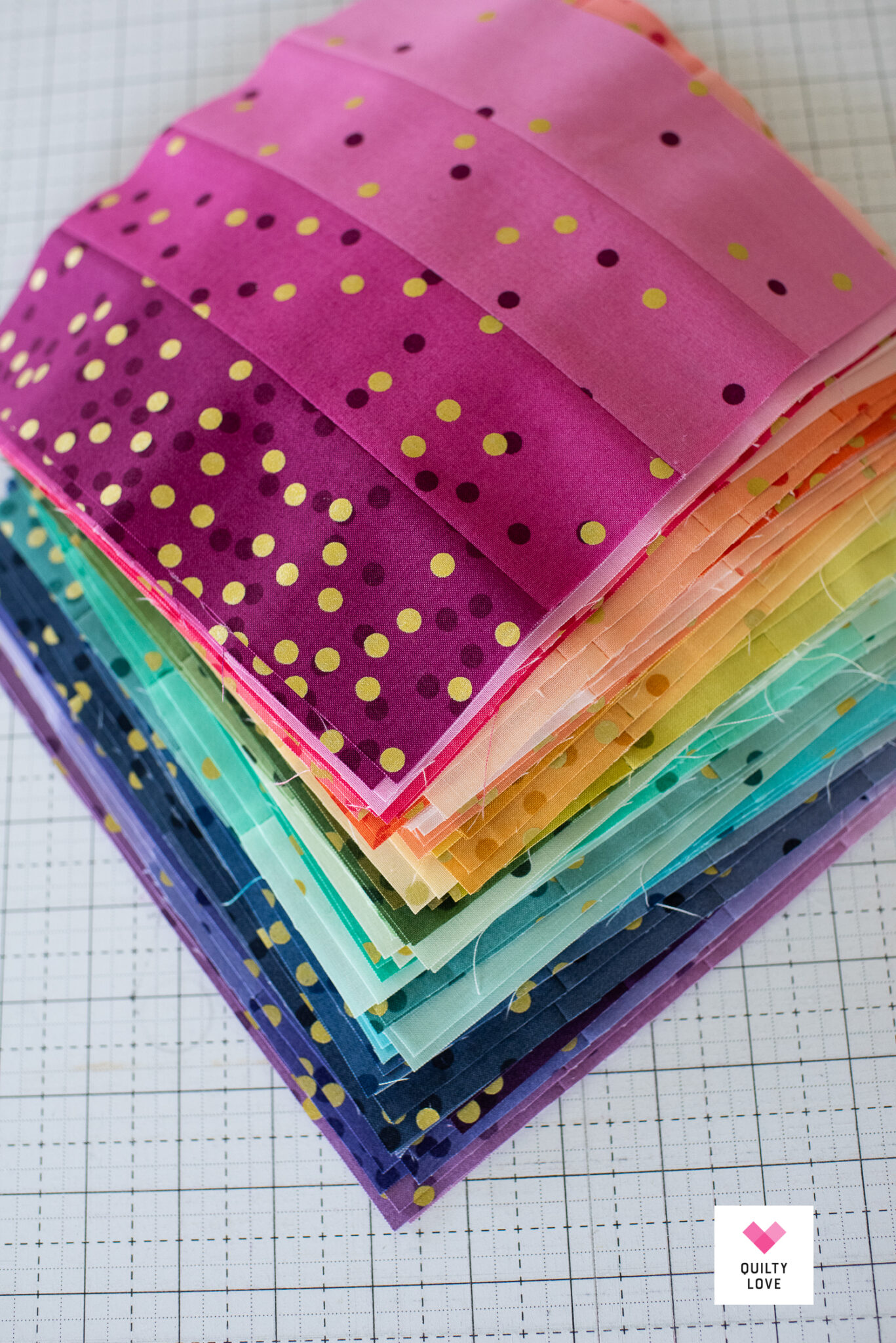 VandCo Ombre Happy Scallops quilt - Quilty Love