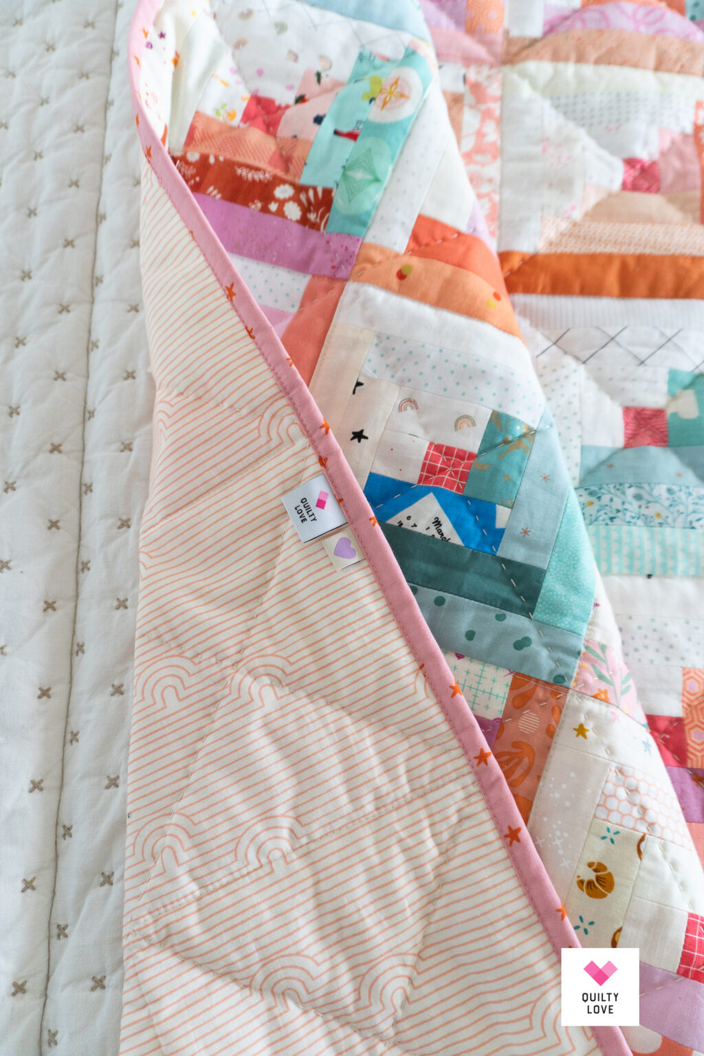 Scrap Stash Log Cabin quilt - free download - Quilty Love