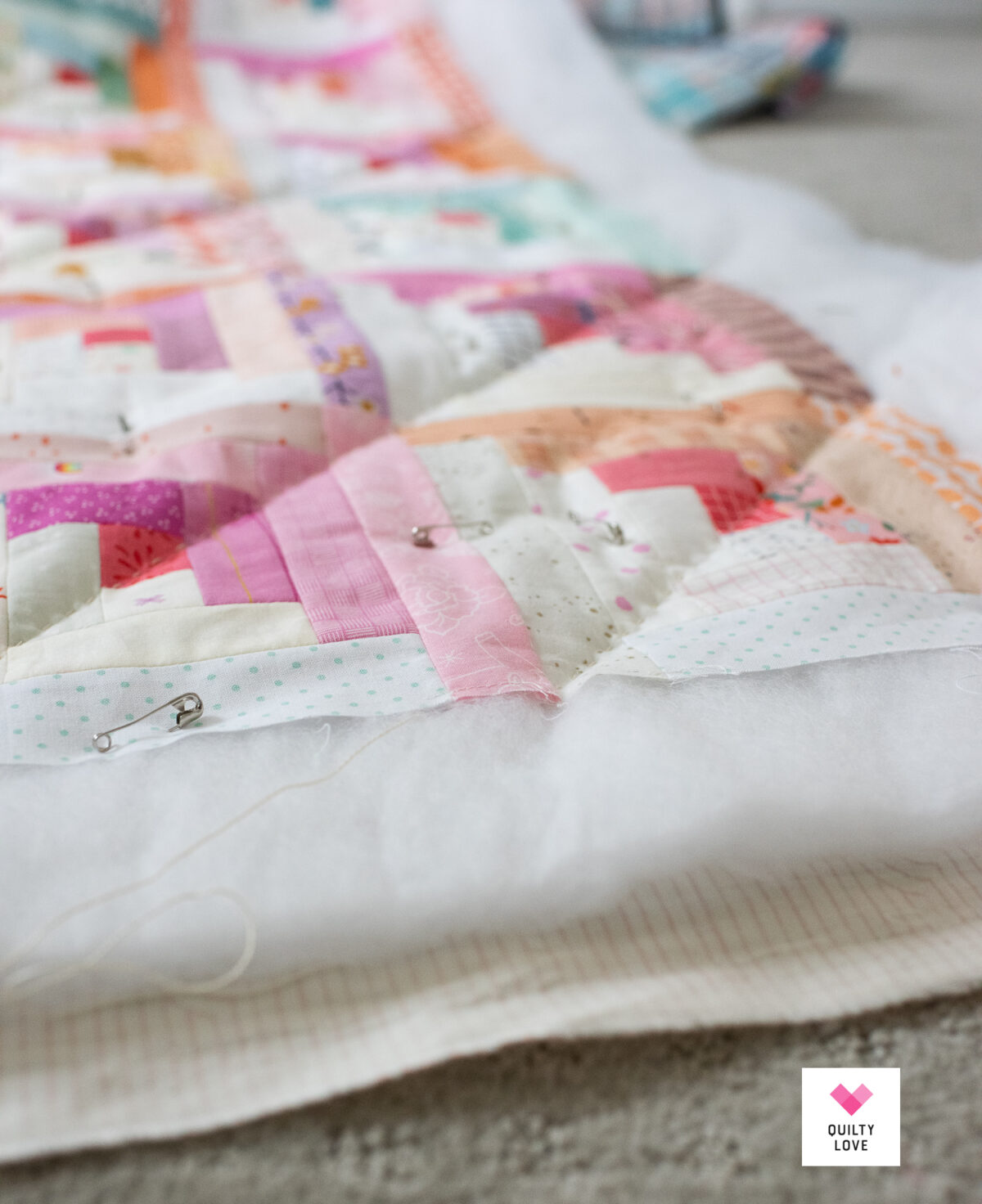 Scrap Stash Log Cabin quilt - free download - Quilty Love