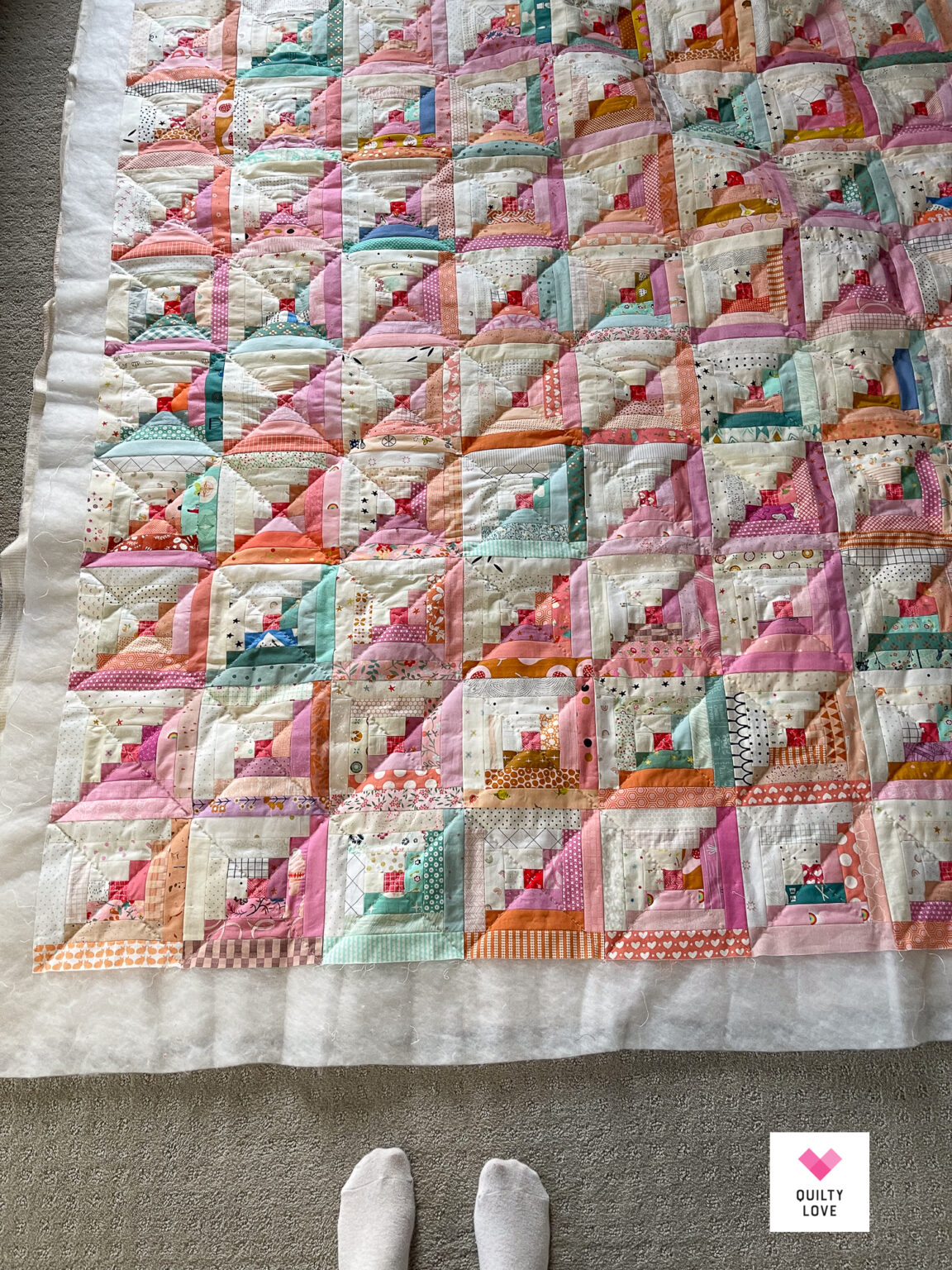 Scrap Stash Log Cabin quilt - free download - Quilty Love
