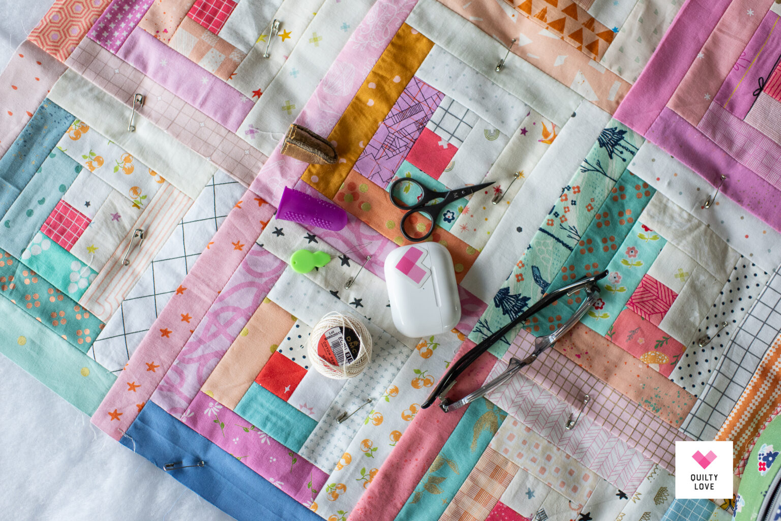 Scrap Stash Log Cabin quilt - free download - Quilty Love