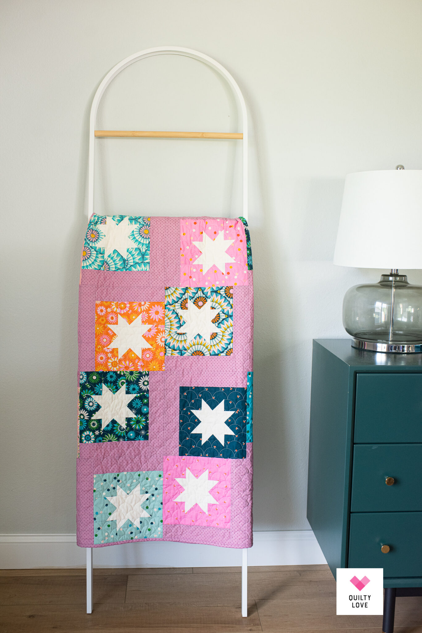 Stepping Stars Quilt Pattern - a new stash friendly star quilt - Quilty ...