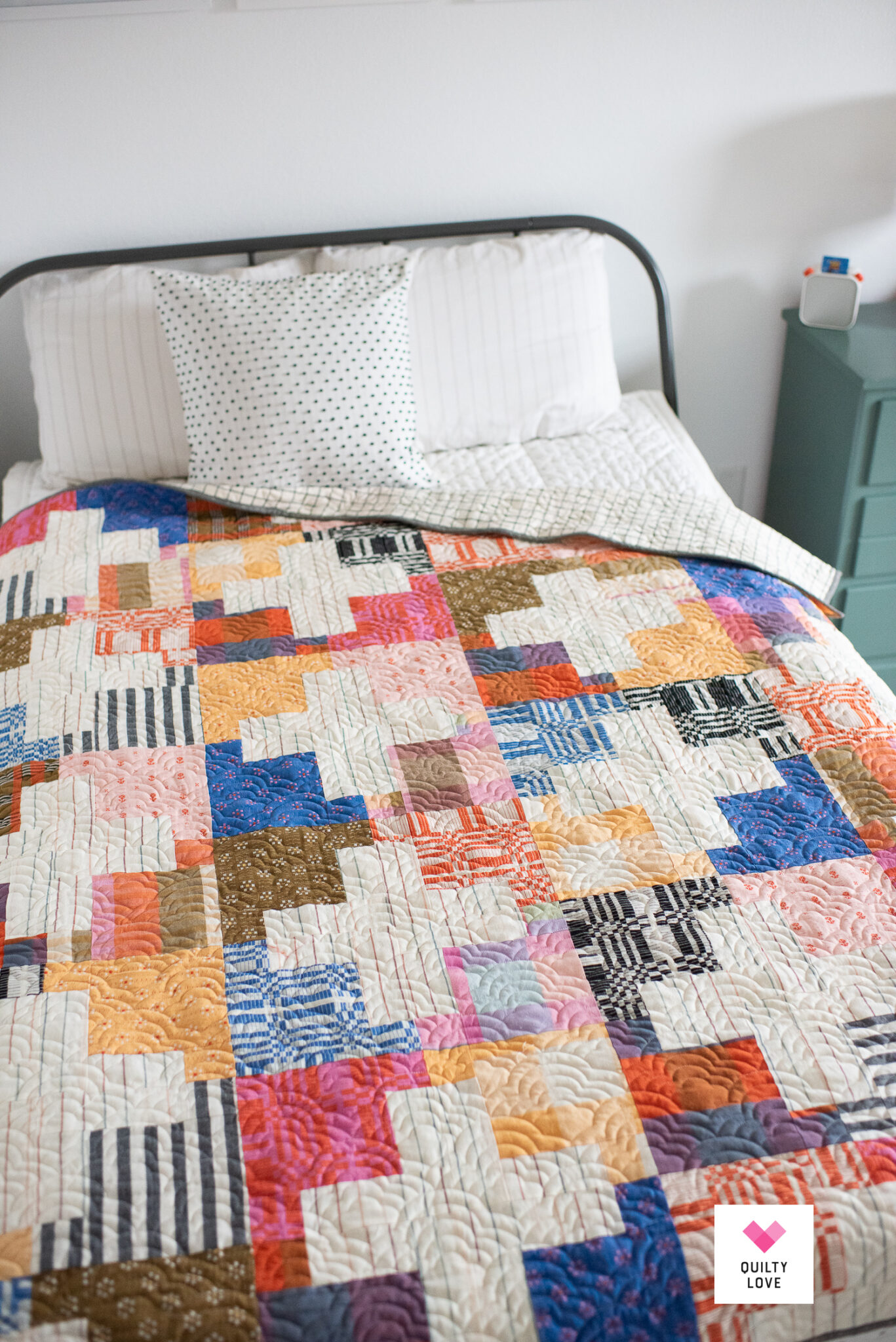 Free Pattern - Scrappy Granny Squares quilt pattern - Quilty Love